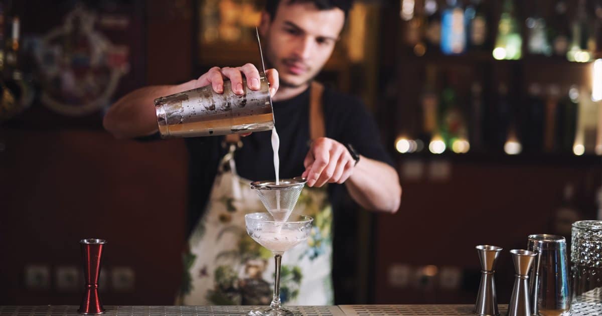 Barman vs Mixologue : Les Rôles et Responsabilités Expliqués