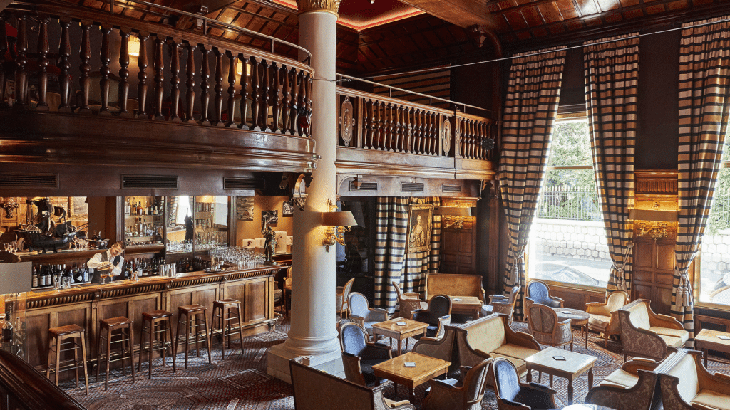 Bar du Negresco à Nice: Voyage dans le Monde des Cocktails