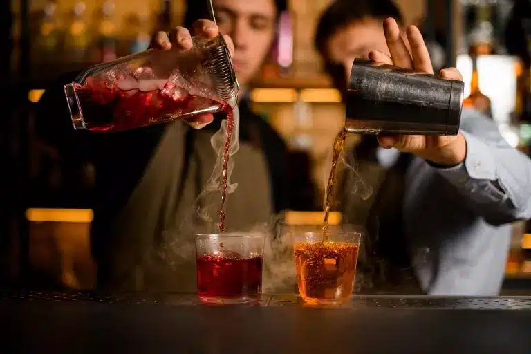 Barman vs Mixologue : Les Rôles et Responsabilités Expliqués