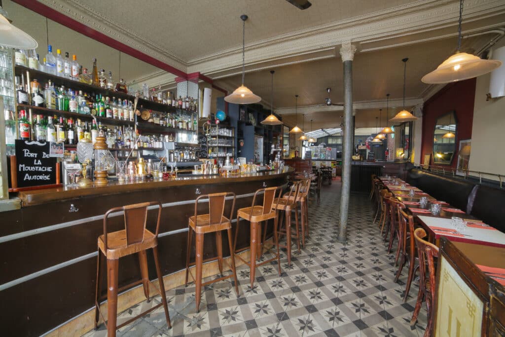 Café Moderne : Redéfinition de la Scène des Cocktails Parisiens