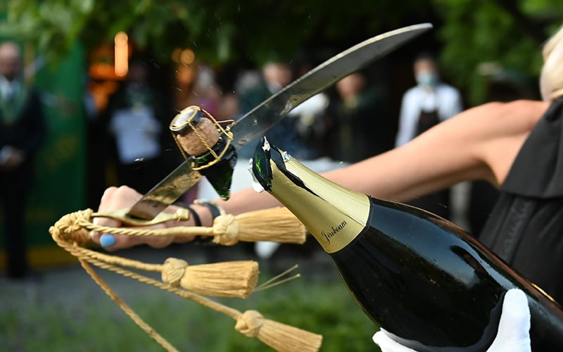 Guide : Comment sabrer une bouteille de champagne
